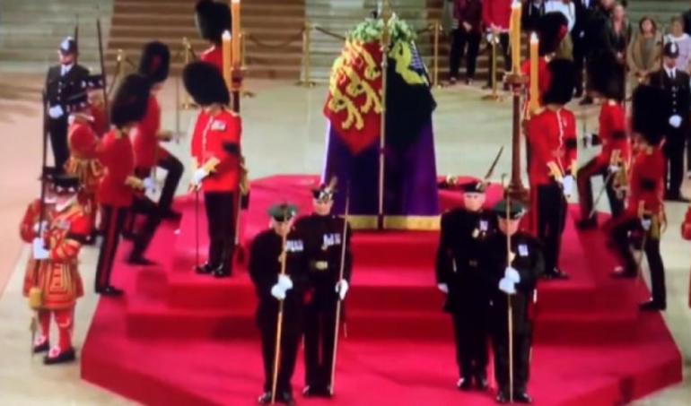 Ver Video. Momento exacto en que guardia real se desmaya en funeral de ...